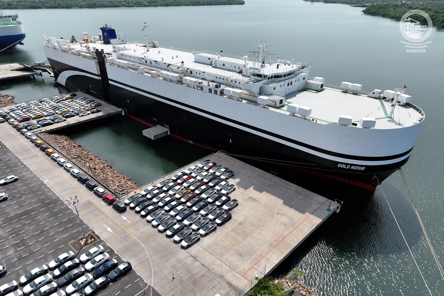 BUQUE CARRERO ZIM GOLD HOSHI REALIZA PRIMERA MANIOBRA EN EL PUERTO DE ...